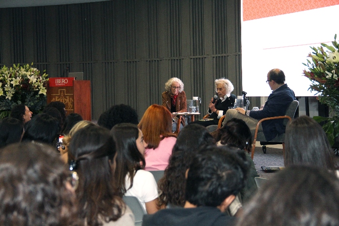 Elena Poniatowska comparte con estudiantes IBERO anécdotas llenas de vida
